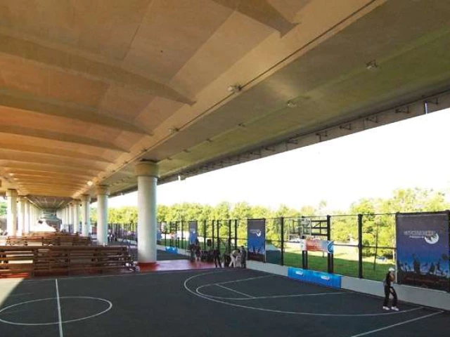 Moscow Basketball Court: Under the bridge – Courts of the World