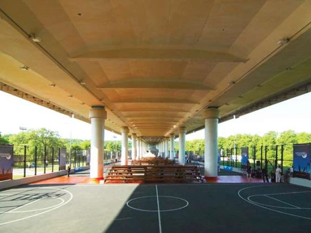 Moscow Basketball Court: Under the bridge – Courts of the World