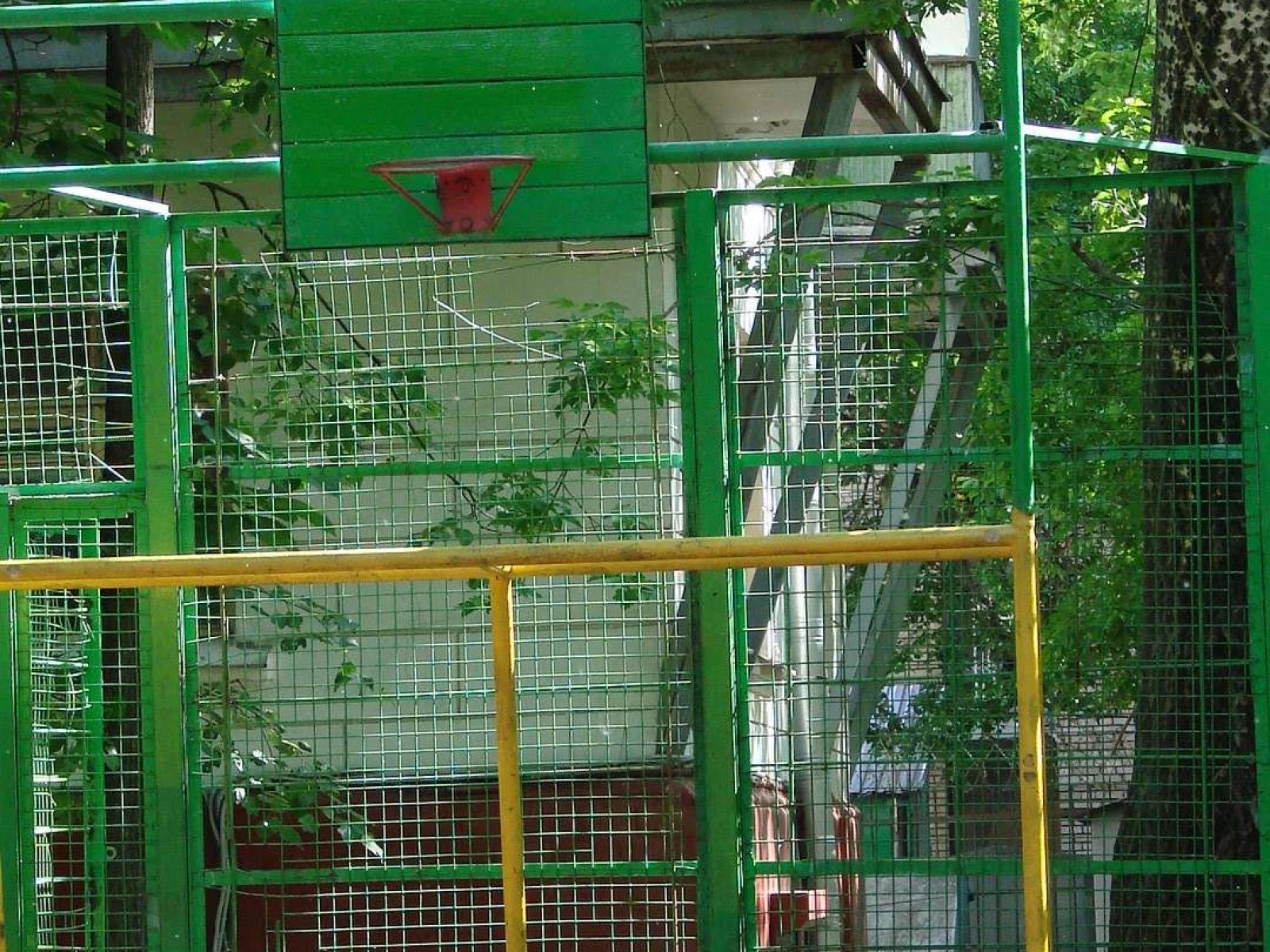 Moscow Basketball Court: Bad News – Courts of the World