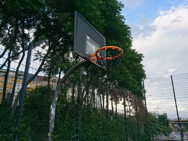 Berlin Basketball Court: Warschauer Brücke – Courts of the World